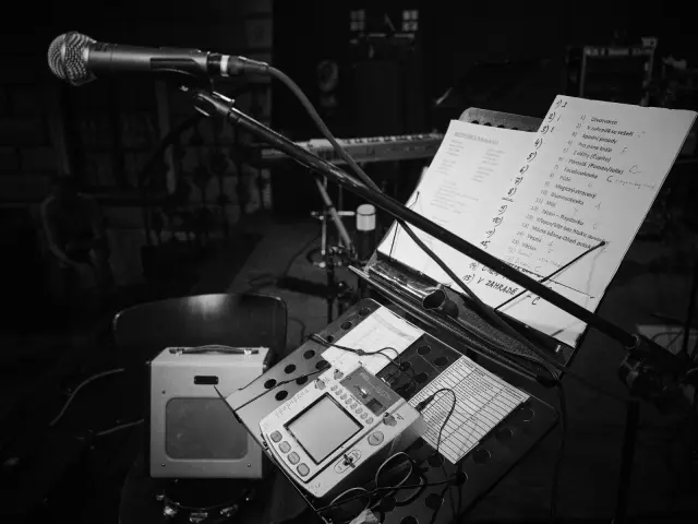 Podpořte vydání debutového vinylu L’amour skupiny Kec On The Mour | Donio